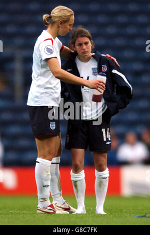 England's Karen Carney, Faye White, goalkeeper Karen Bardsley, Casey ...