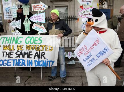 Climate March - Dublin. Protesters gather outside The Custom House in ...