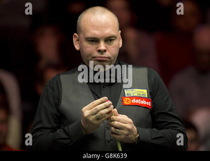 Stuart Bingham in action against Kurt Malfin during day five of the ...