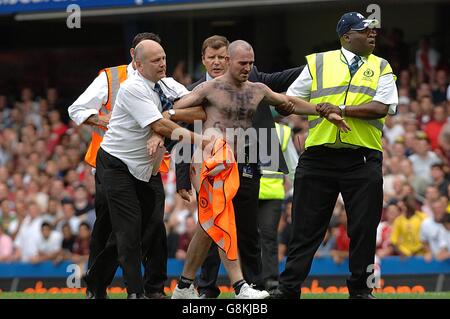 STREAKER CHELSEA V ARSENAL STAMFORD BRIDGE CHELSEA LONDON ENGLAND 21 ...