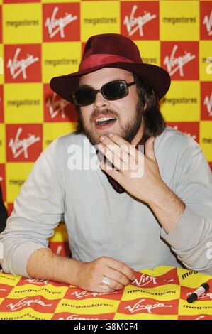 Lead singer of Supergrass Gaz Coombes performing on stage Stock Photo ...