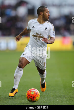 Swansea City's Wayne Routledge during the Sky Bet Championship match at ...