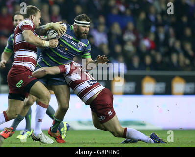 Leeds Rhinos Adam Cuthbertson is tackled by Castleford Tigers Paul ...
