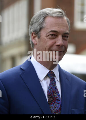 Nigel Farage unveils the UKIP poster ahead of the London Mayoral ...
