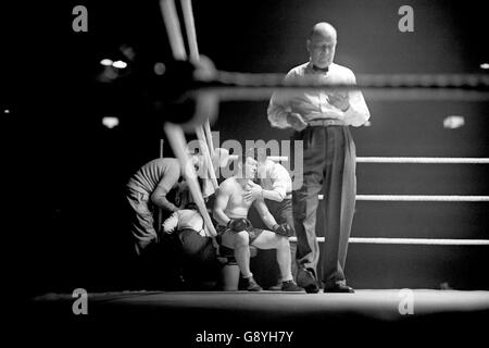 Boxing - Heavyweight Bout - Bruce Woodcock v Lee Savold. Lee Savold (l ...