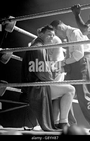 Boxing - Heavyweight Bout - Bruce Woodcock v Lee Savold. Lee Savold (l ...