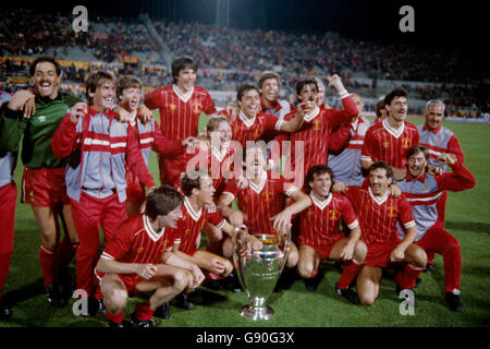 (l-r) Liverpool players (back row) Ronnie Whelan, Jan Molby, Steve ...
