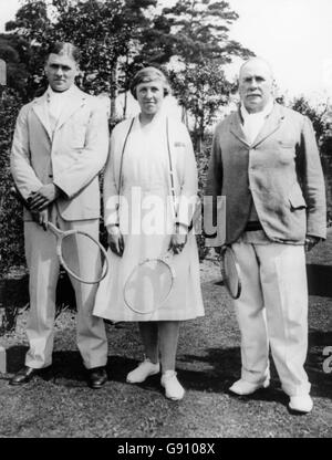 Raymond Tuckey (l) with his mother Agnes (c) and his farther (r ...