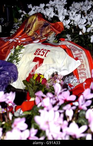 Manchester United football star George Best, surrounded by body Stock ...