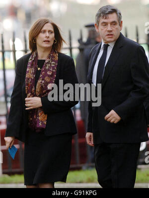 ROBIN COOK & GORDON BROWN PRESS CONFERENCE 11 April 1997 Stock Photo ...