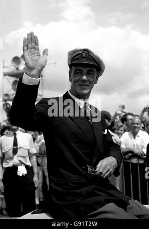 Round the world yachtsman Alec Rose stands outside Buckingham Palace ...