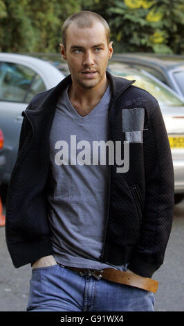 George Best arrives at the Cromwell Hospital Stock Photo: 107882726 - Alamy