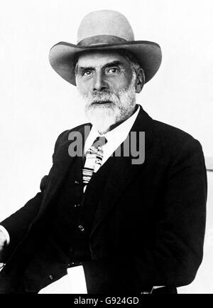 Dr Robert Bridges , the poet Laureate , visits the Memorial Exhibition ...