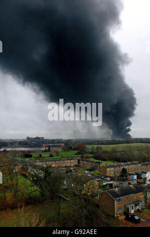 Smoke continues to billow from Buncefield Oil Depot near Hemel ...