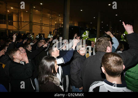 Angry Newcastle United fans show they feelings towards manager Graeme ...