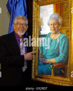 Rolf Harris unveils his new portrait of Britain's Queen Elizabeth II at ...