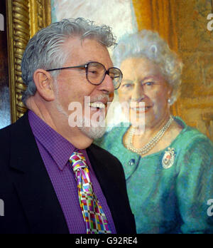 Rolf Harris and Queen Elizabeth II - London Zoo Stock Photo - Alamy