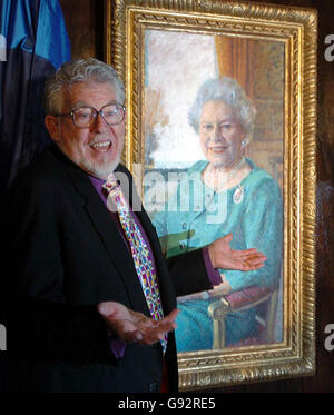 Rolf Harris unveils his new portrait of Britain's Queen Elizabeth II at ...