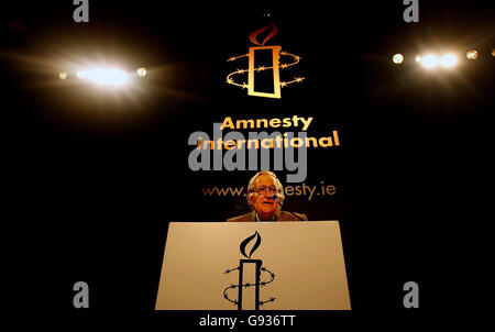 Professor Noam Chomsky delivers the Amnesty International Lecture on ...