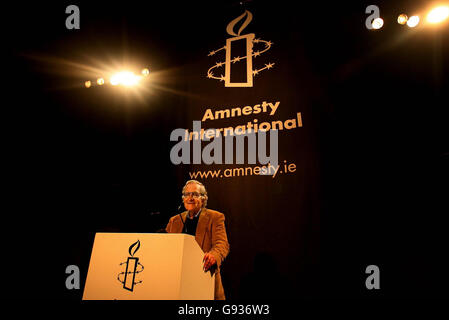 Professor Noam Chomsky delivers the Amnesty International Lecture on ...