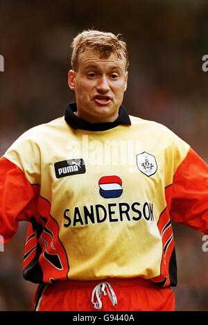 Sheffield Wednesday goalkeeper Kevin Pressman leaving the pitch after ...