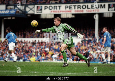 Sheffield Wednesday goalkeeper Kevin Pressman leaving the pitch after ...