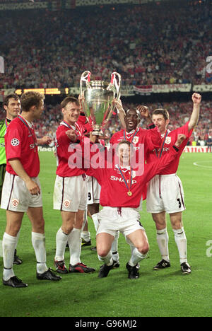 Ole Gunnar Solskjaer (left) and Ronny Johnsen celebrate with the trophy ...