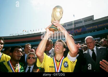 DUNGA LIFTS WORLD CUP FOR BRAZIL 1994. USA WORLD CUP 17 July 1994 Stock ...