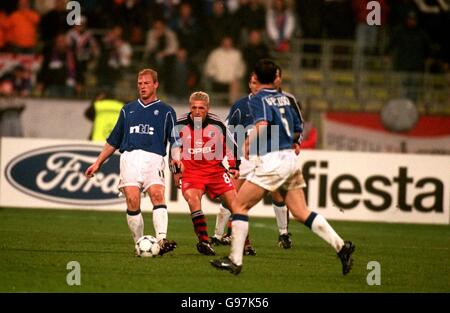 Bayern Munich's Thomas Strunz (left) gets past the outstretched leg of ...