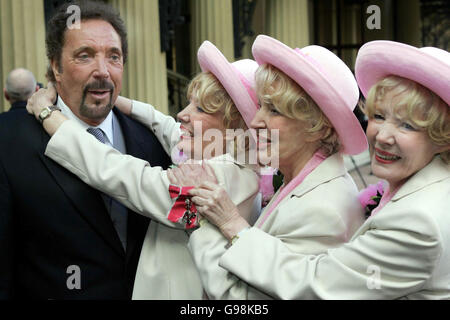 Singing legend Tom Jones meets the Beverly Sisters at Buckingham Palace ...