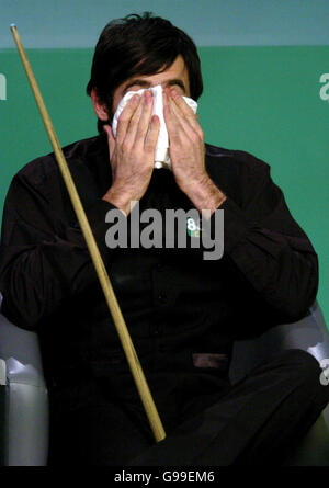 Ronnie O'Sullivan shows his dejection during 2nd round 9-5 defeat ...