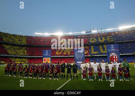 Barcelona's players line up prior the start the Copa del Rey round of ...