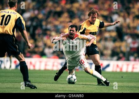 GHEORGHE HAGI GALATASARAY UEFA CUP CHAMPIONS 17 May 2000 Stock Photo ...