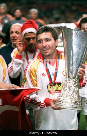 GHEORGHE HAGI GALATASARAY UEFA CUP CHAMPIONS 17 May 2000 Stock Photo ...