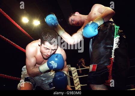 Dean Pithie (r) catches Michael Gomez (l) with a left to the jaw Stock ...