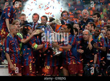BARCELONA PLAYERS WITH TROPHY BARCELONA V ARSENAL STADE DE FRANCE PARIS ...