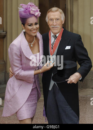 Entertainer Bruce Forsyth with his wife Wilnelia and daughters Julie ...