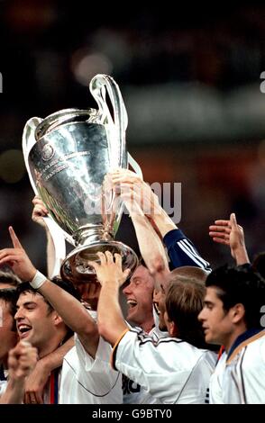 STEVE MCMANAMAN LIFTS CUP REAL MADRID V VALENCIA 24 May 2000 Stock ...