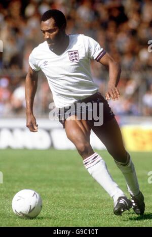 Soccer - Friendly - England v USSR Stock Photo - Alamy