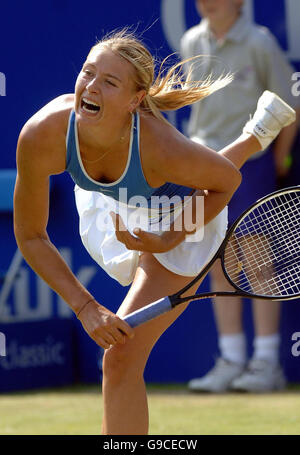 Russia's Maria Sharapova serves to USA's Jamie Hampton Stock Photo - Alamy
