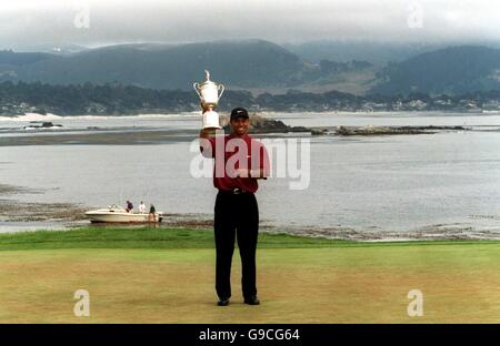 Golf - 2000 US Open Championship - Final Day. Tiger Woods lifts the US ...