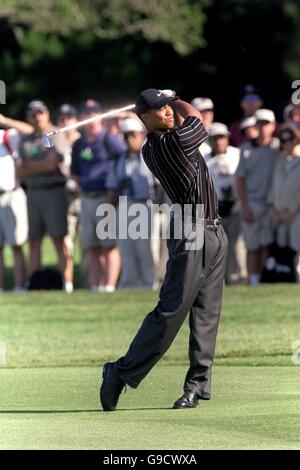 Golf - 2000 US Open Championship - Final Day. Tiger Woods lifts the US ...
