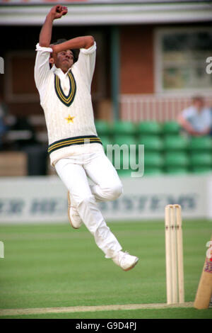 CRICKET. AQIB JAVED PAKISTAN Stock Photo - Alamy