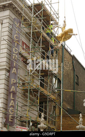 Anna Pavlova Statue atop Victoria Palace Theatre Stock Photo - Alamy
