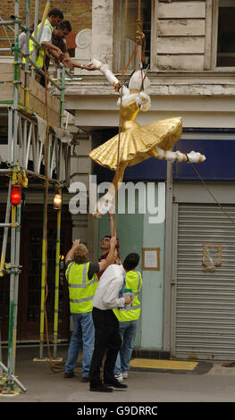 Anna Pavlova Statue atop Victoria Palace Theatre Stock Photo - Alamy