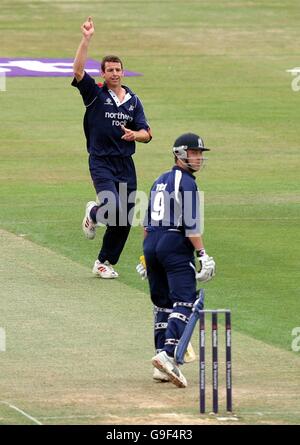 Cricket - NatWest Pro40 League Division One - Egbaston. Chris ...