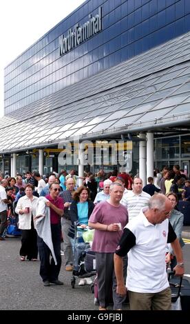 Departure hall at Gatwick north terminal Stock Photo - Alamy