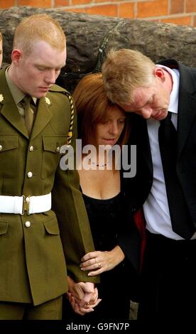 Private Andrew Cutts' twin brother James, mother Jeannie and father ...