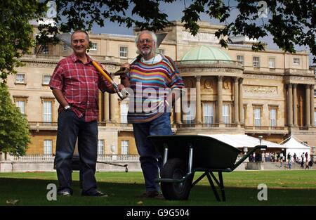 Time Team presenters Tony Robinson (left) and Mick Aston at Buckingham ...