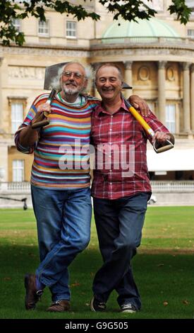 Time Team presenters Tony Robinson (left) and Mick Aston at Buckingham ...